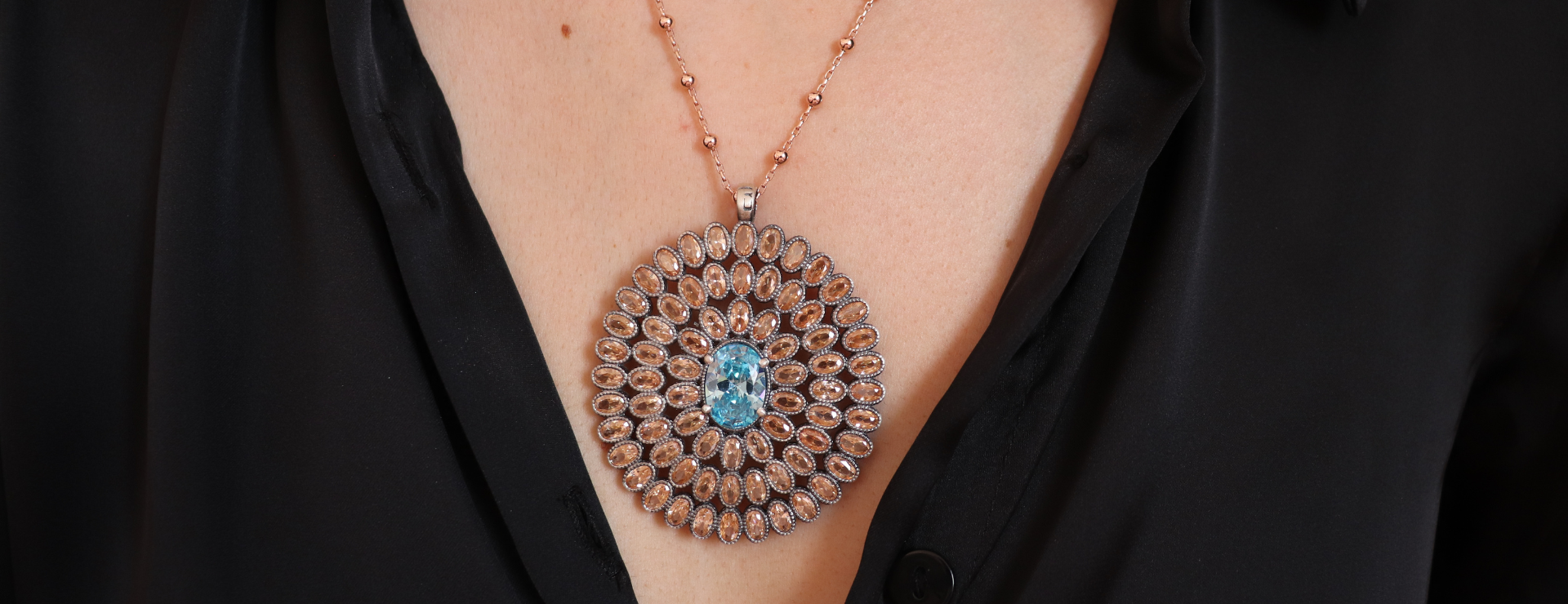 Los collares perfectos para cada tipo de cuello – Raive Joyas